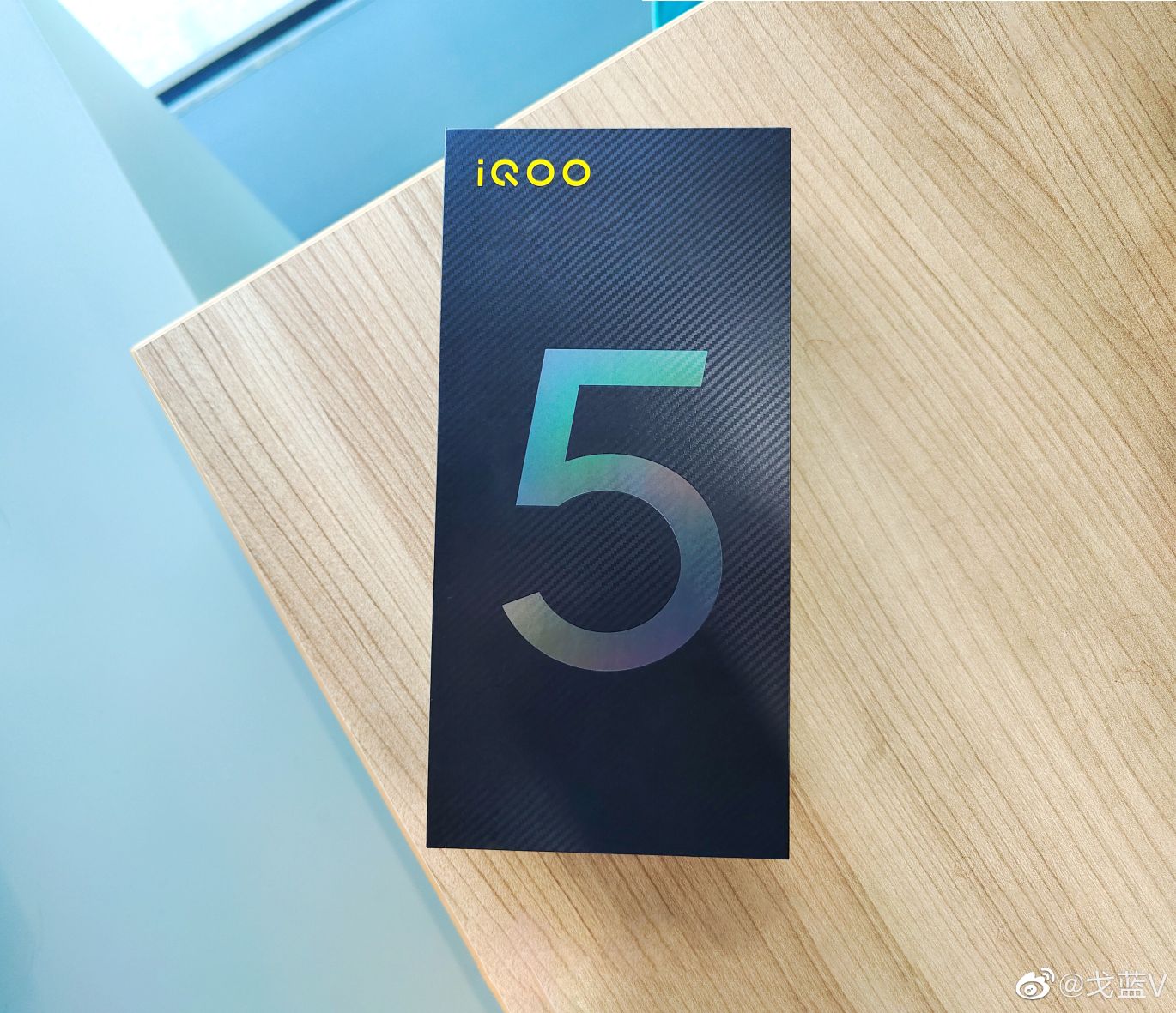 iQOO 5 Retail Box Image Appears - Playfuldroid!